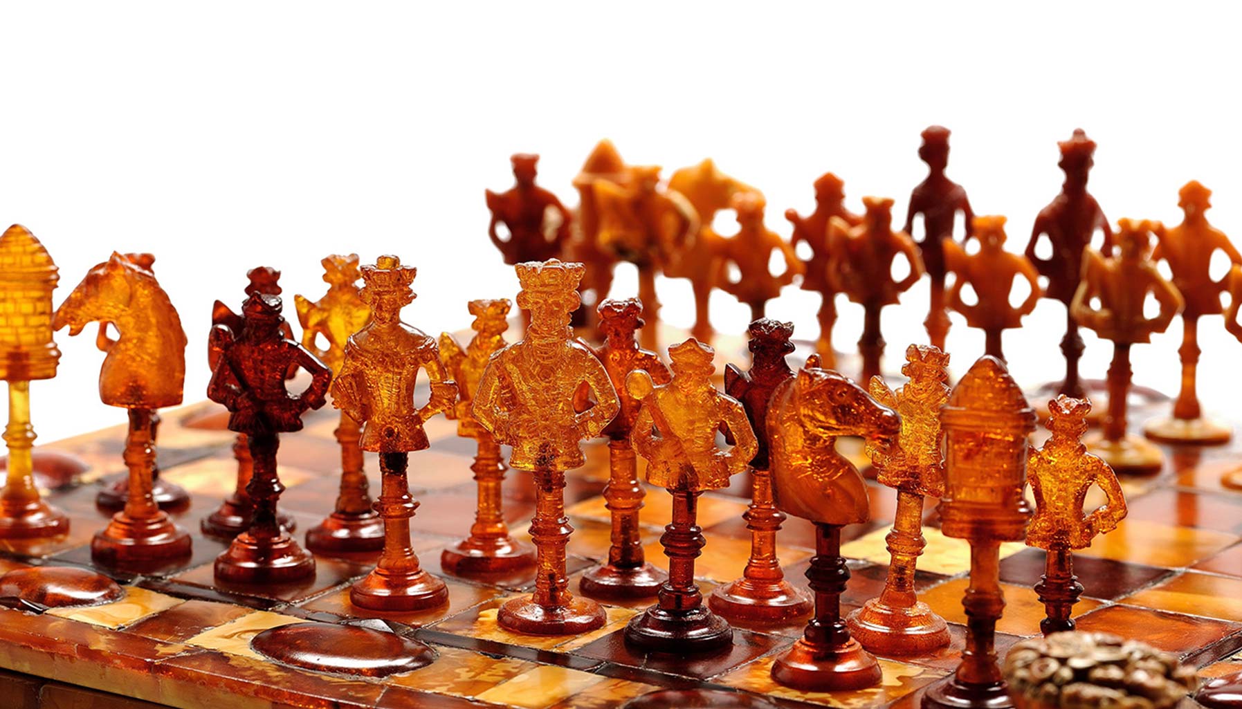 Kings and Queens: Ten strikingly different chess sets | Robb Report ...