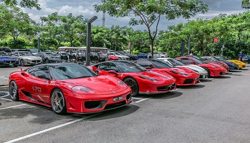 When Ferrari Owners Meet the Maserati Club in a Game of Golf | Robb ...