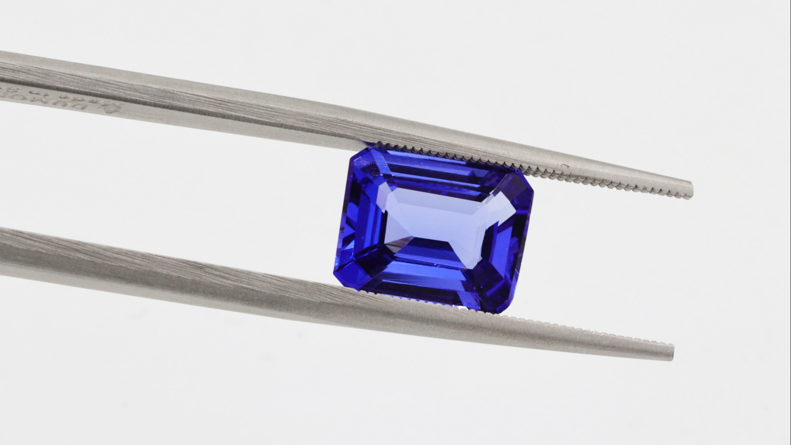 A Giant Sapphire Cluster Worth Millions Was Just Discovered In Someone ...