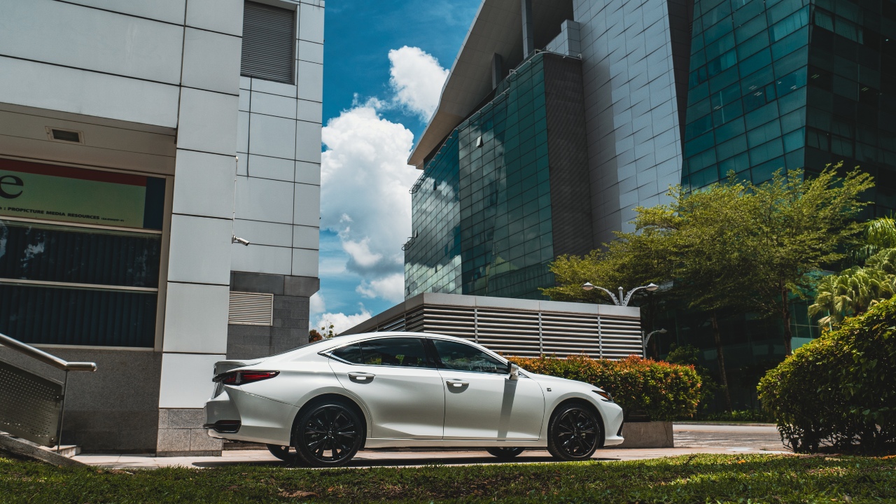 The Refreshed Lexus ES 250 Is Now Sporty, Powerful And Perfect For City ...