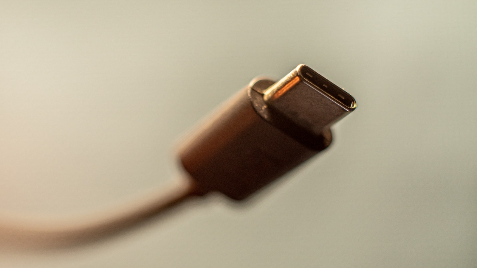 A Tech Wiz Made The World's First iPhone With USB-C And It Sold For US ...