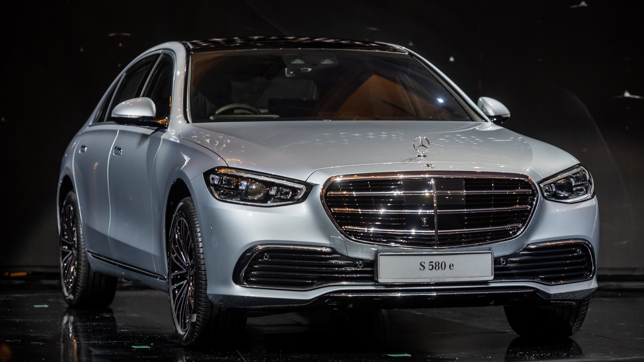 The New Mercedes-Benz S-Class With Its High-Tech Features Is Finally ...